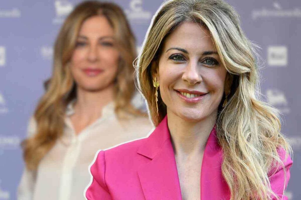 Francesca Fagnani e lo stile 'comfortable' con shirt, scarpette e senza ...