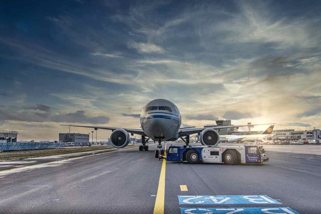 Aereo perde una ruota durante il decollo, subito atterraggio d ...